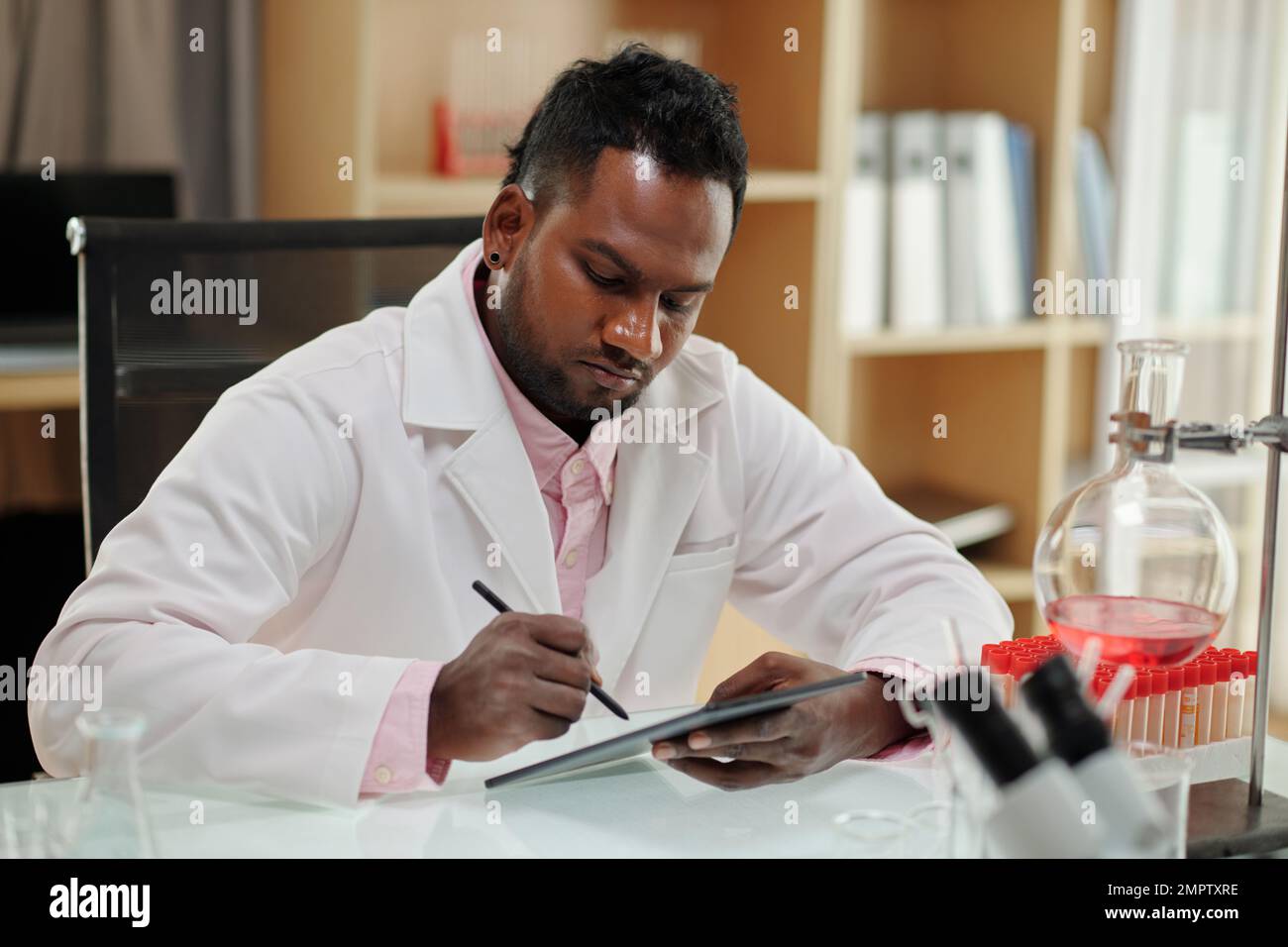Medical laboratory worker fill form hi-res stock photography and images ...