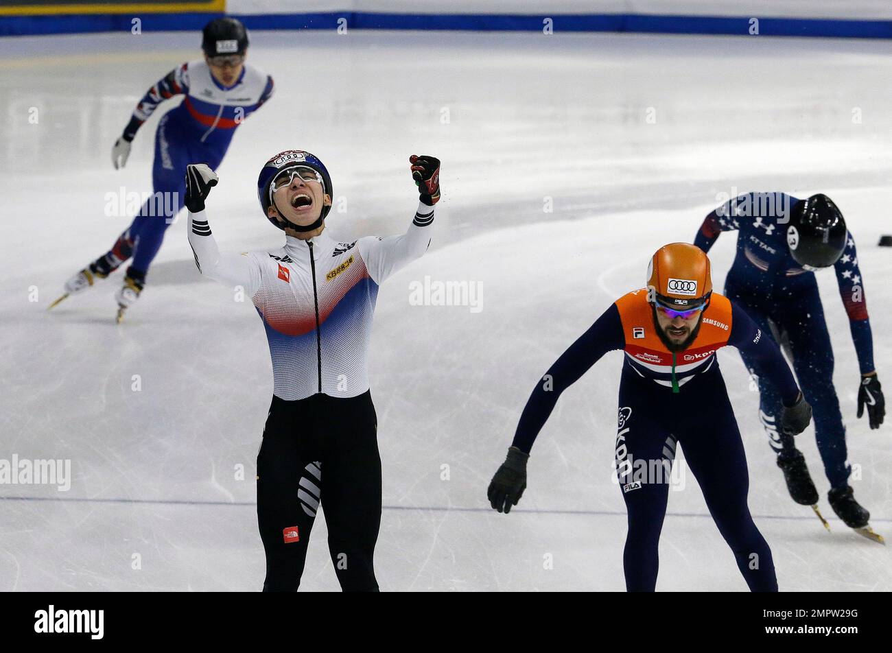 South Korea's Lim Hyo-jun, front left, celebrates after winning the men ...