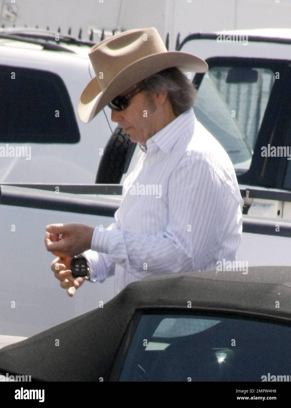 "Easy Rider" and "Blue Velvet" star Dennis Hopper looks frail as he ...