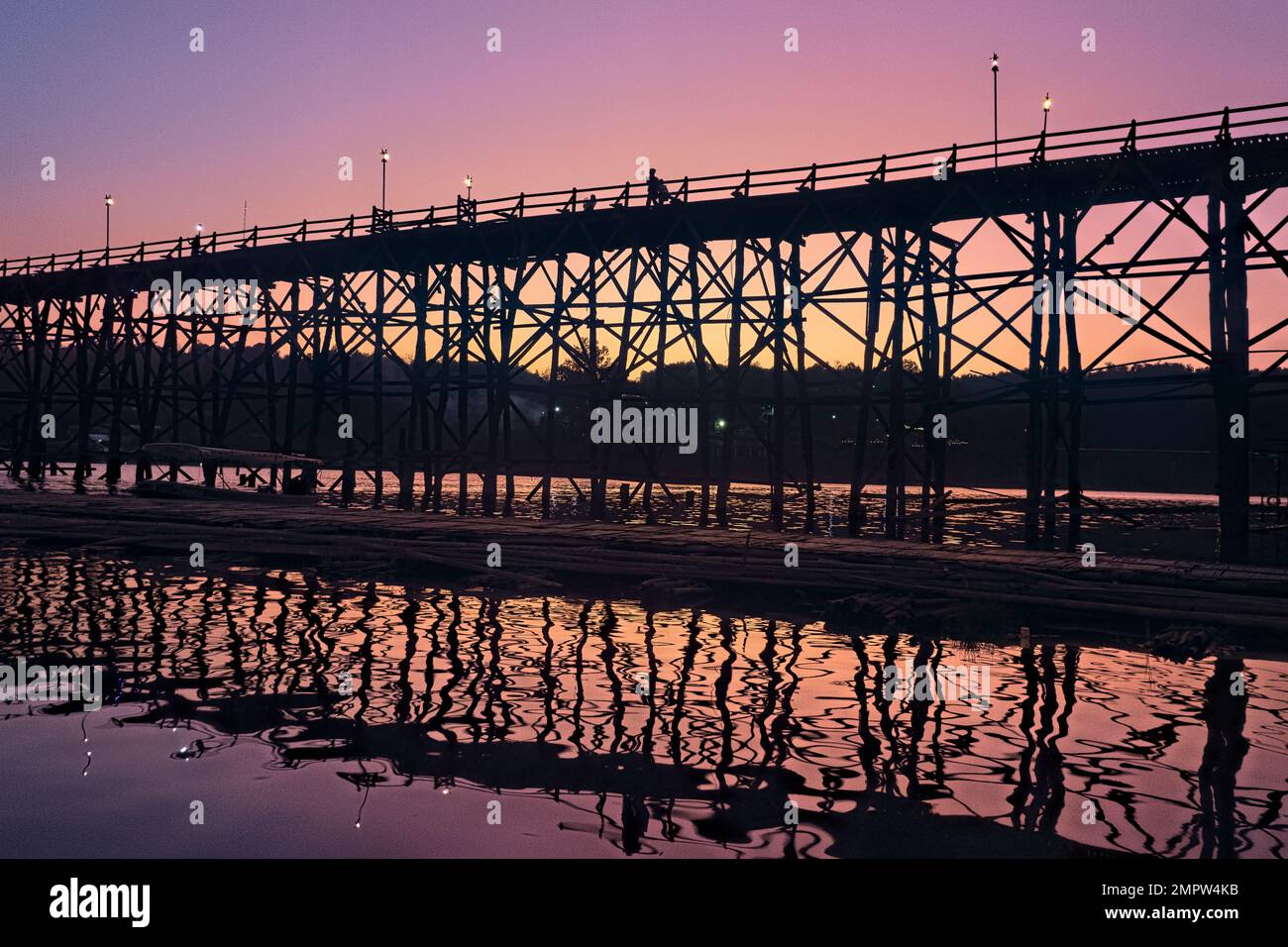 The Wooden Mon Bridge (Uttamanusorn Bridge) at sunset, Sangkhlaburi ...