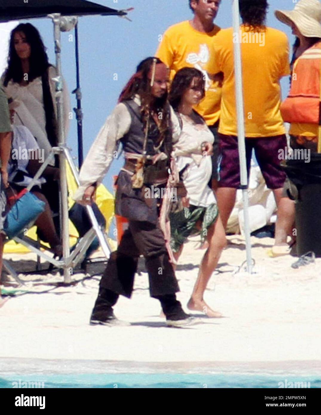 EXCLUSIVE!! Johnny Depp and Penelope Cruz film a scene on a deserted ...