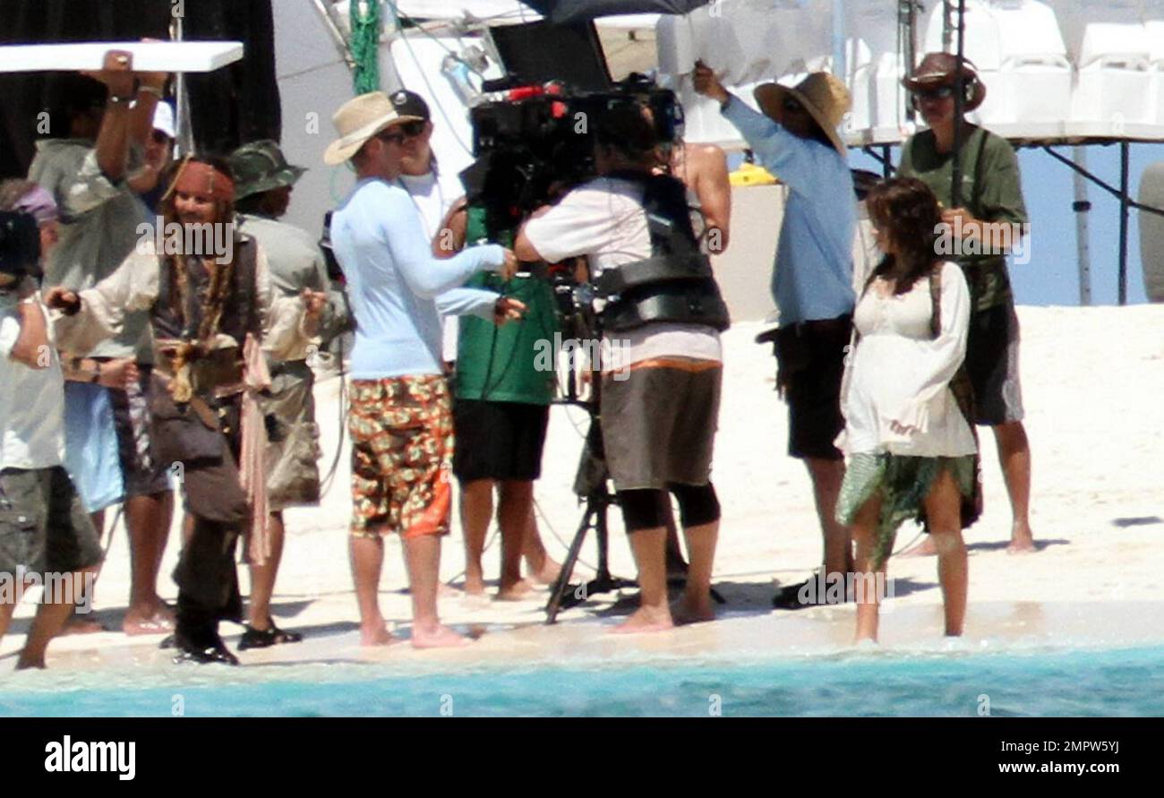 EXCLUSIVE!! Johnny Depp and Penelope Cruz film a scene on a deserted ...