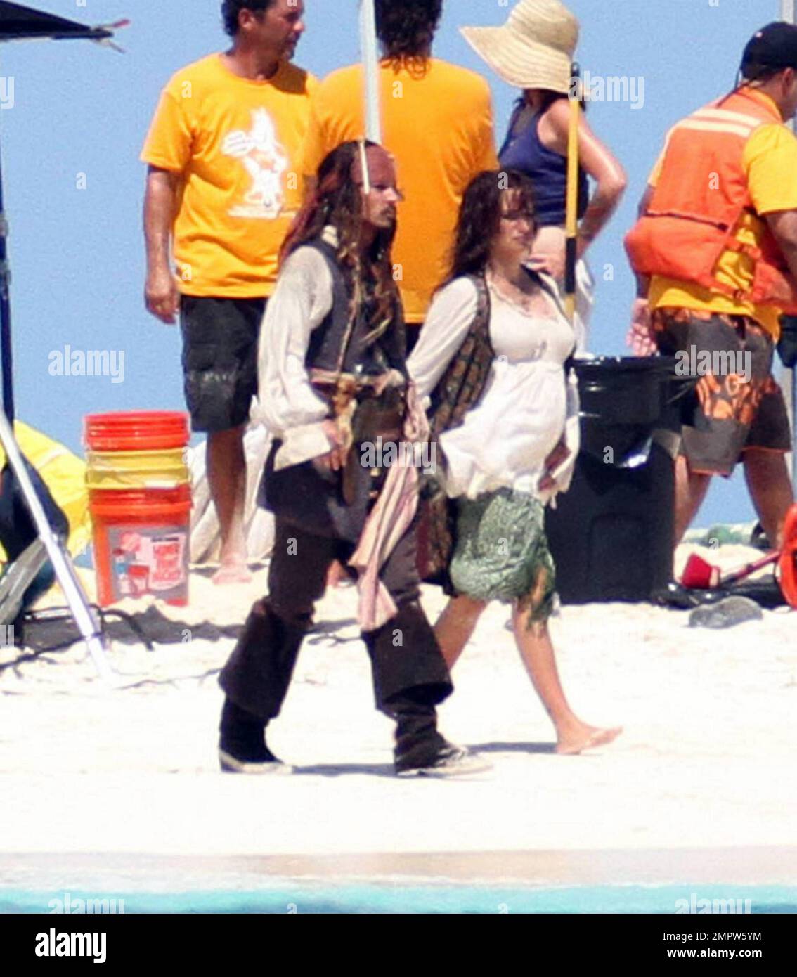 EXCLUSIVE!! Johnny Depp and Penelope Cruz film a scene on a deserted ...