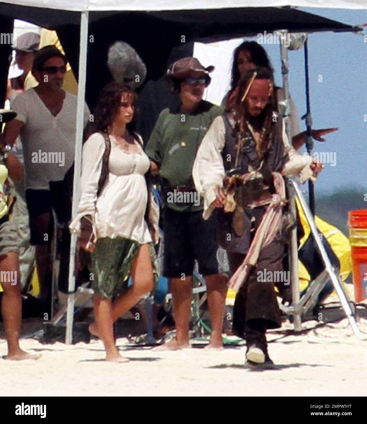 EXCLUSIVE!! Johnny Depp and Penelope Cruz film a scene on a deserted ...