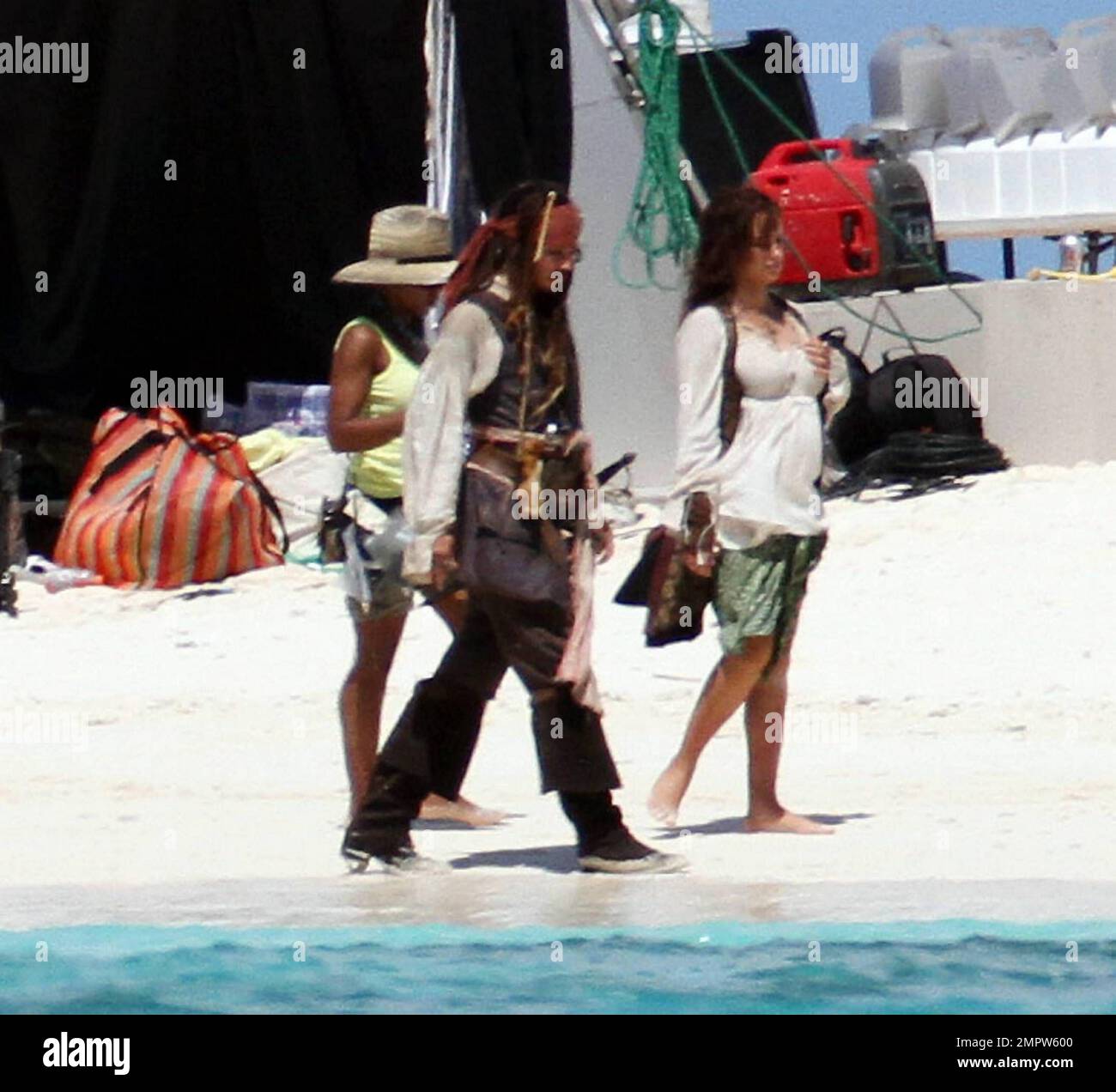 EXCLUSIVE!! Johnny Depp and Penelope Cruz film a scene on a deserted ...