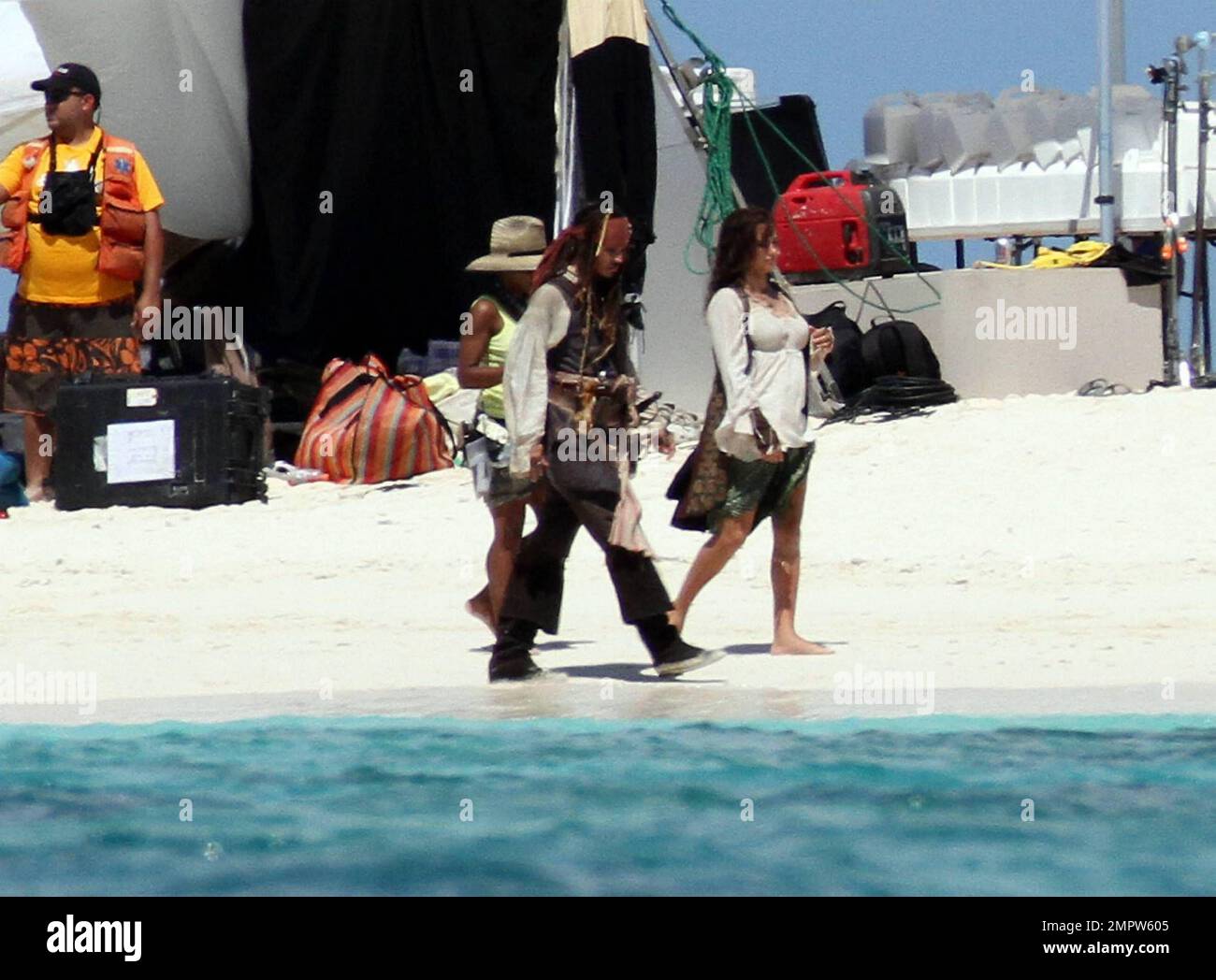 EXCLUSIVE!! Johnny Depp and Penelope Cruz film a scene on a deserted ...