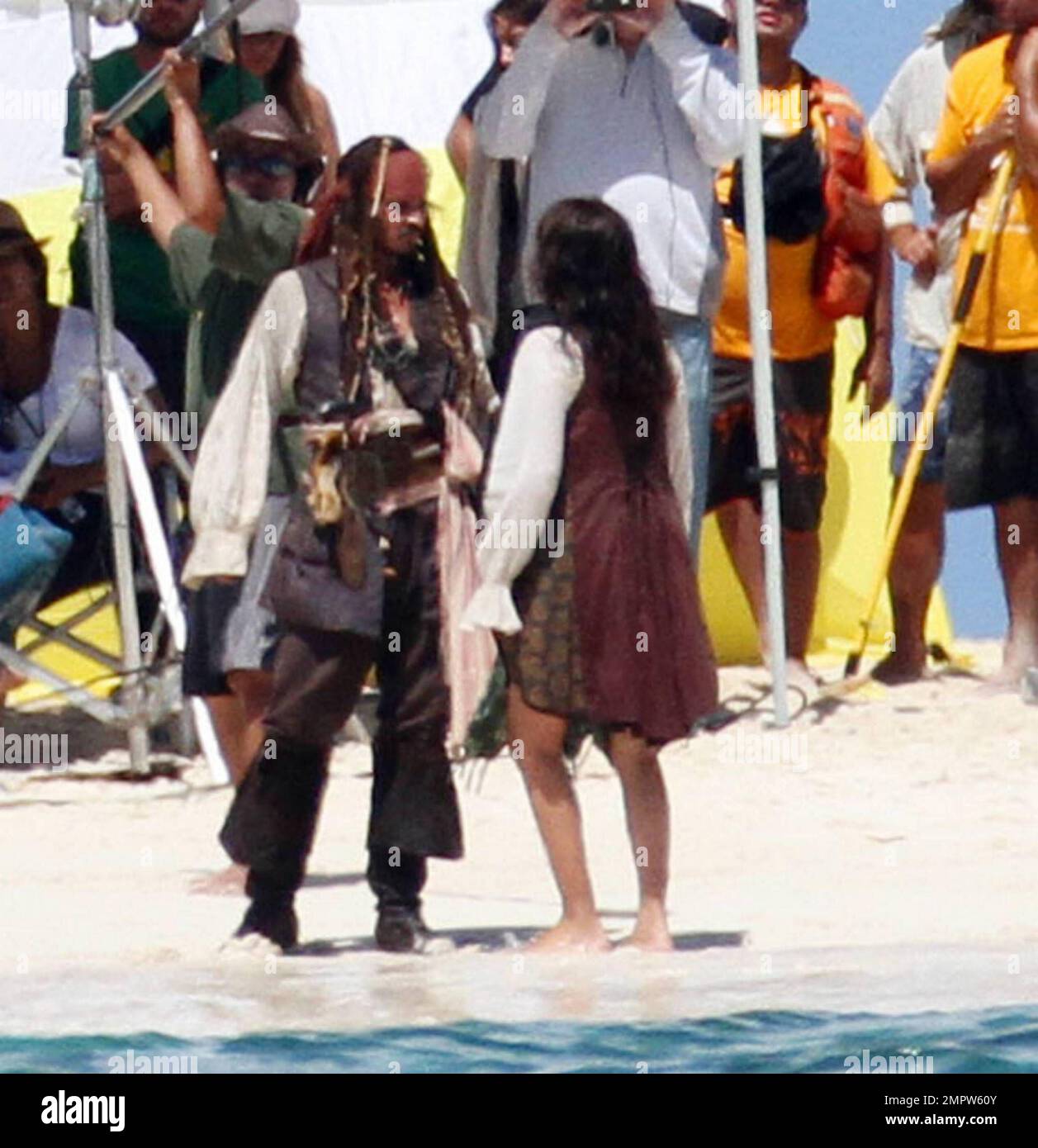 Exclusive Johnny Depp And Penelope Cruz Film A Kissing Scene On A