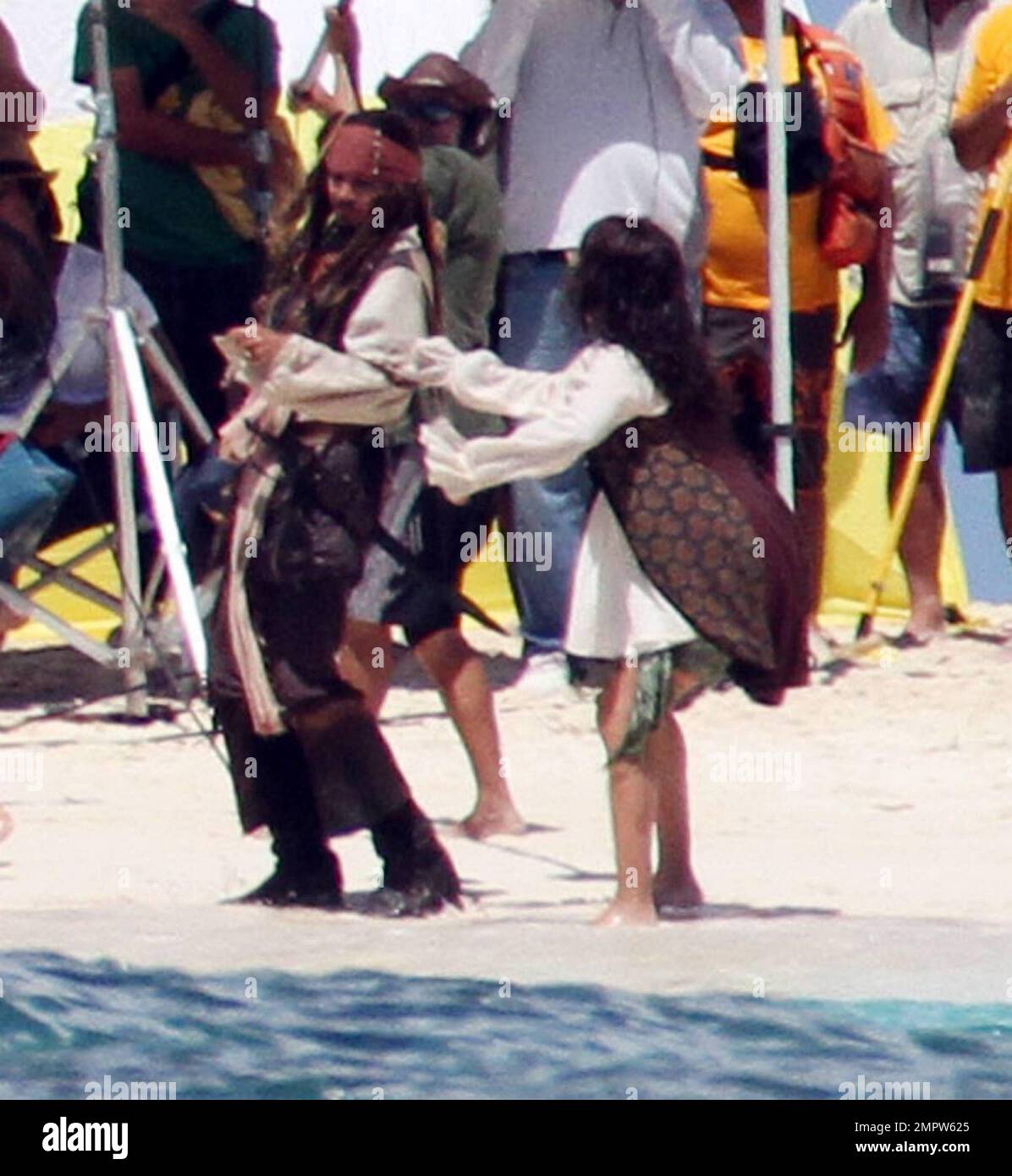 Exclusive Johnny Depp And Penelope Cruz Film A Kissing Scene On A Deserted Island For The