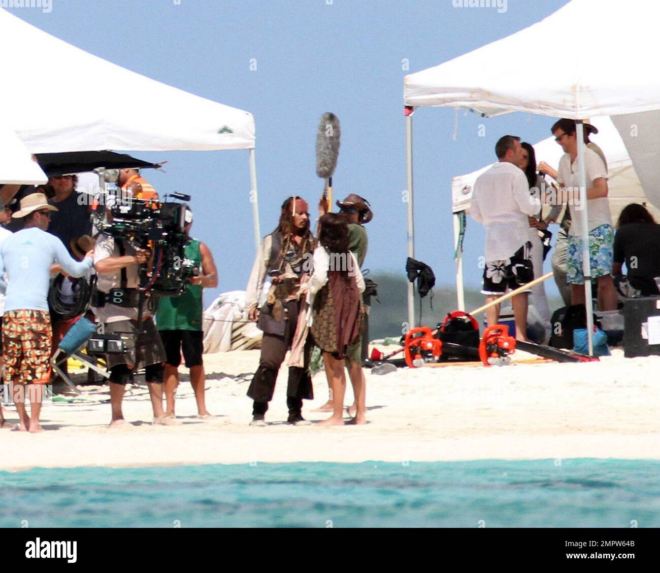 EXCLUSIVE!! Johnny Depp and Penelope Cruz film a kissing scene on a ...