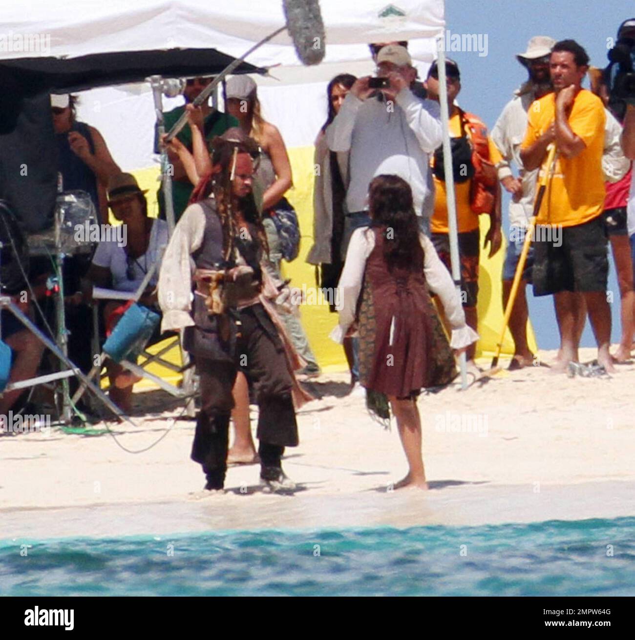 Exclusive Johnny Depp And Penelope Cruz Film A Kissing Scene On A Deserted Island For The
