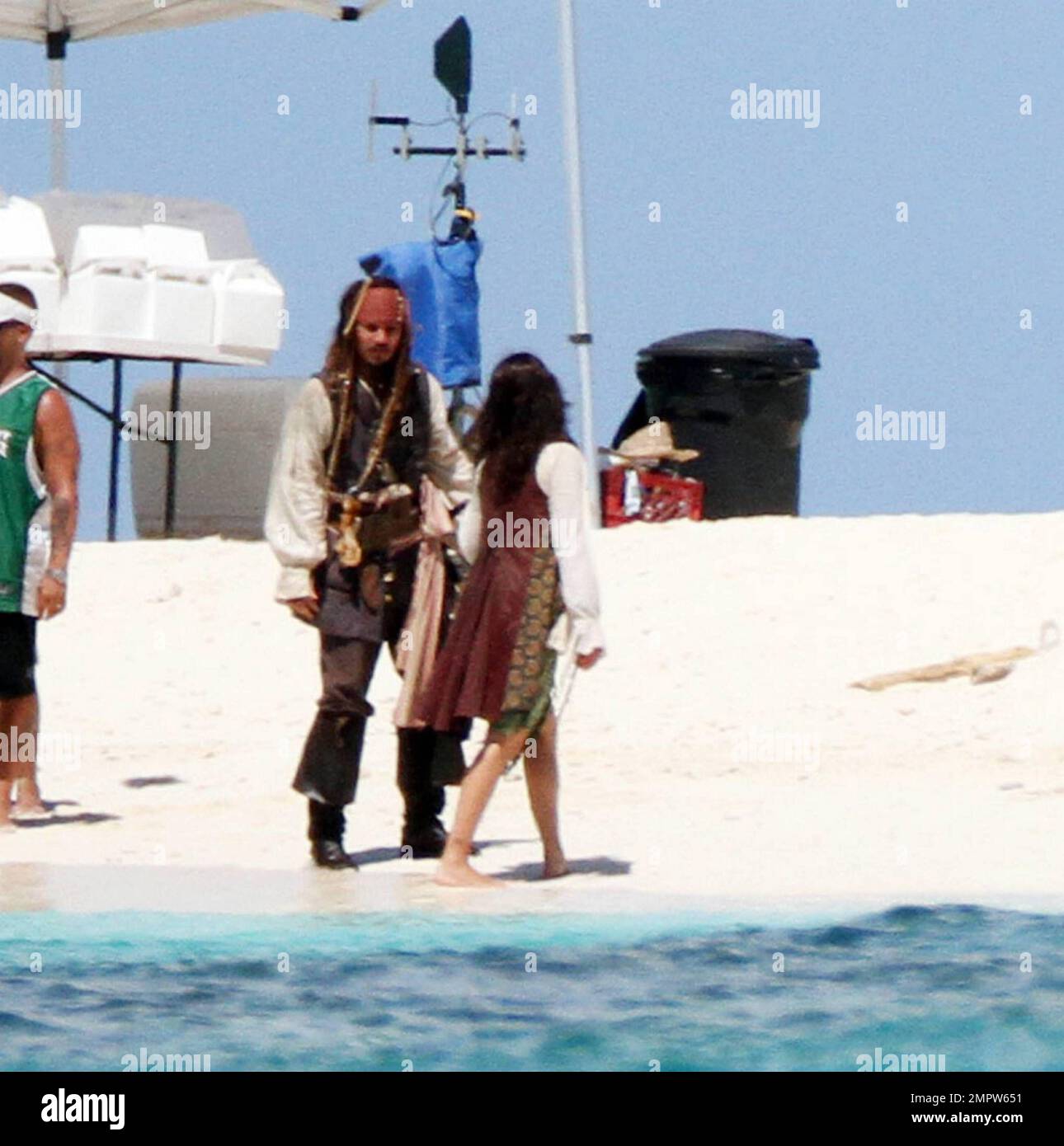 Exclusive Johnny Depp And Penelope Cruz Film A Kissing Scene On A Deserted Island For The