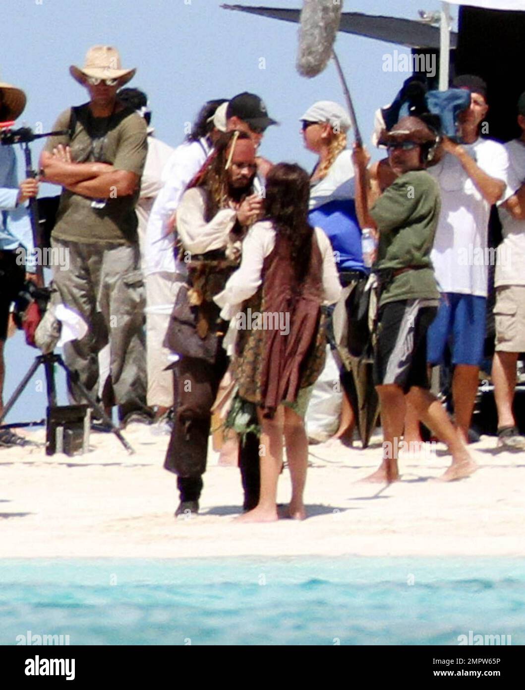 EXCLUSIVE!! Johnny Depp and Penelope Cruz film a kissing scene on a ...