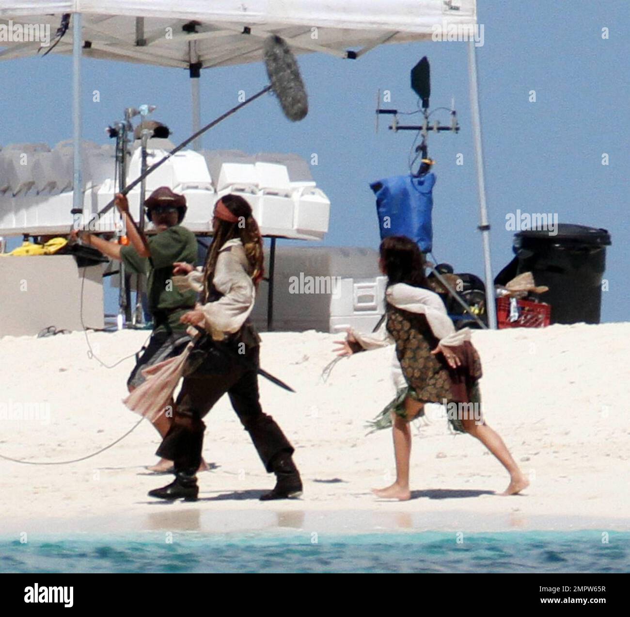 EXCLUSIVE!! Johnny Depp and Penelope Cruz film a kissing scene on a ...