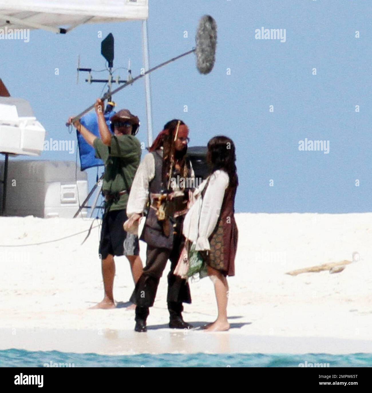 EXCLUSIVE!! Johnny Depp and Penelope Cruz film a kissing scene on a ...