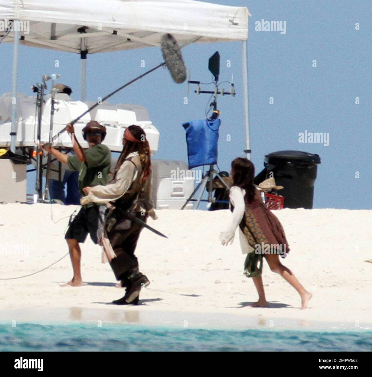 EXCLUSIVE!! Johnny Depp and Penelope Cruz film a kissing scene on a ...
