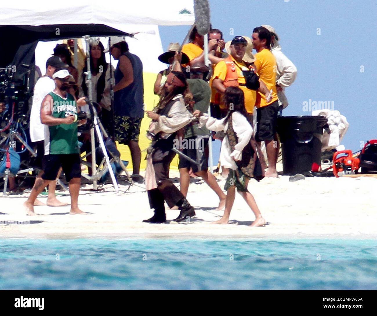 EXCLUSIVE!! Johnny Depp and Penelope Cruz film a kissing scene on a ...