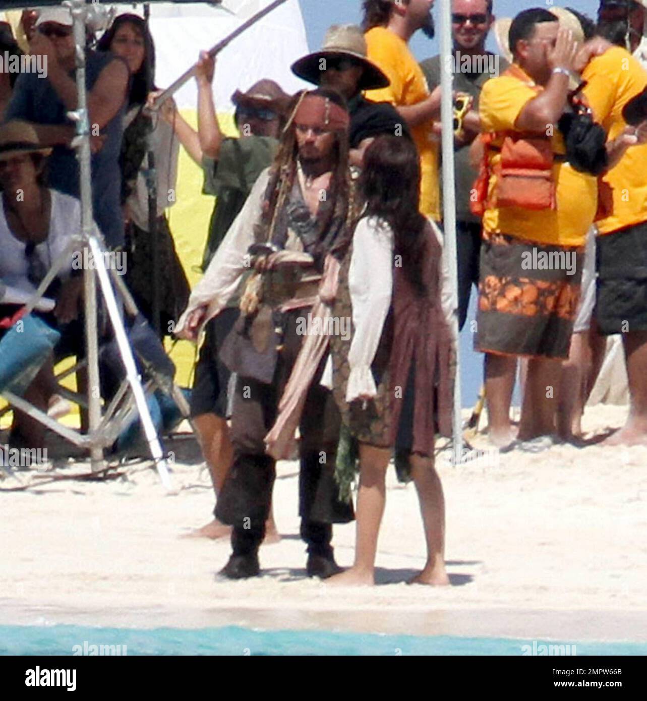 EXCLUSIVE!! Johnny Depp and Penelope Cruz film a kissing scene on a ...