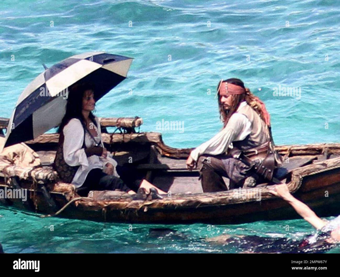 EXCLUSIVE!! Johnny Depp and Penelope Cruz film a scene in the crystal ...