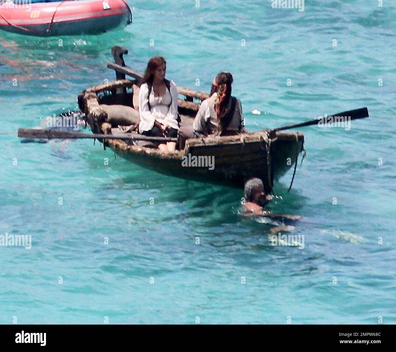 EXCLUSIVE!! Johnny Depp and Penelope Cruz film a scene in the crystal ...