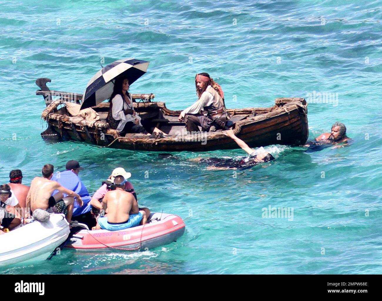 EXCLUSIVE!! Johnny Depp and Penelope Cruz film a scene in the crystal ...