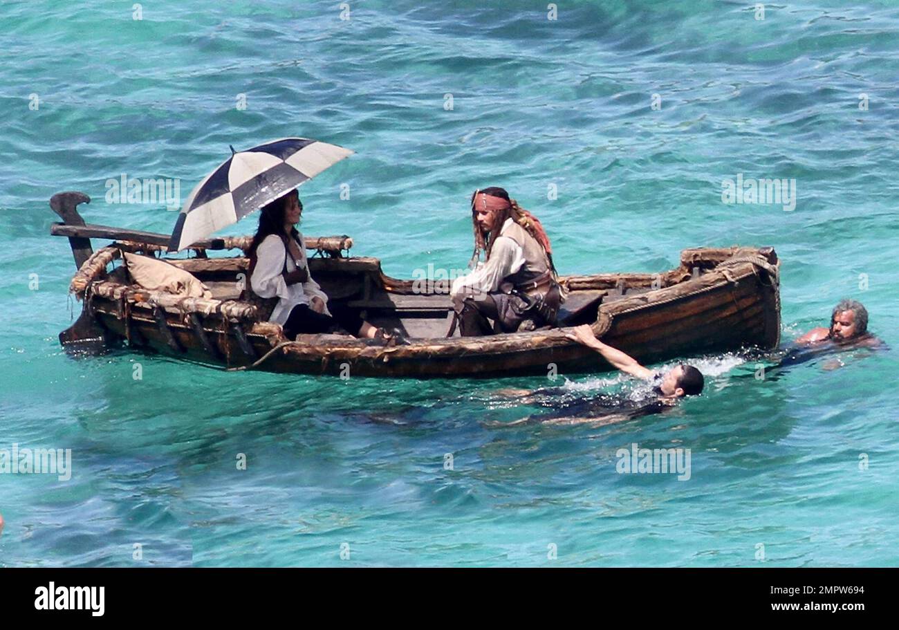 EXCLUSIVE!! Johnny Depp and Penelope Cruz film a scene in the crystal ...