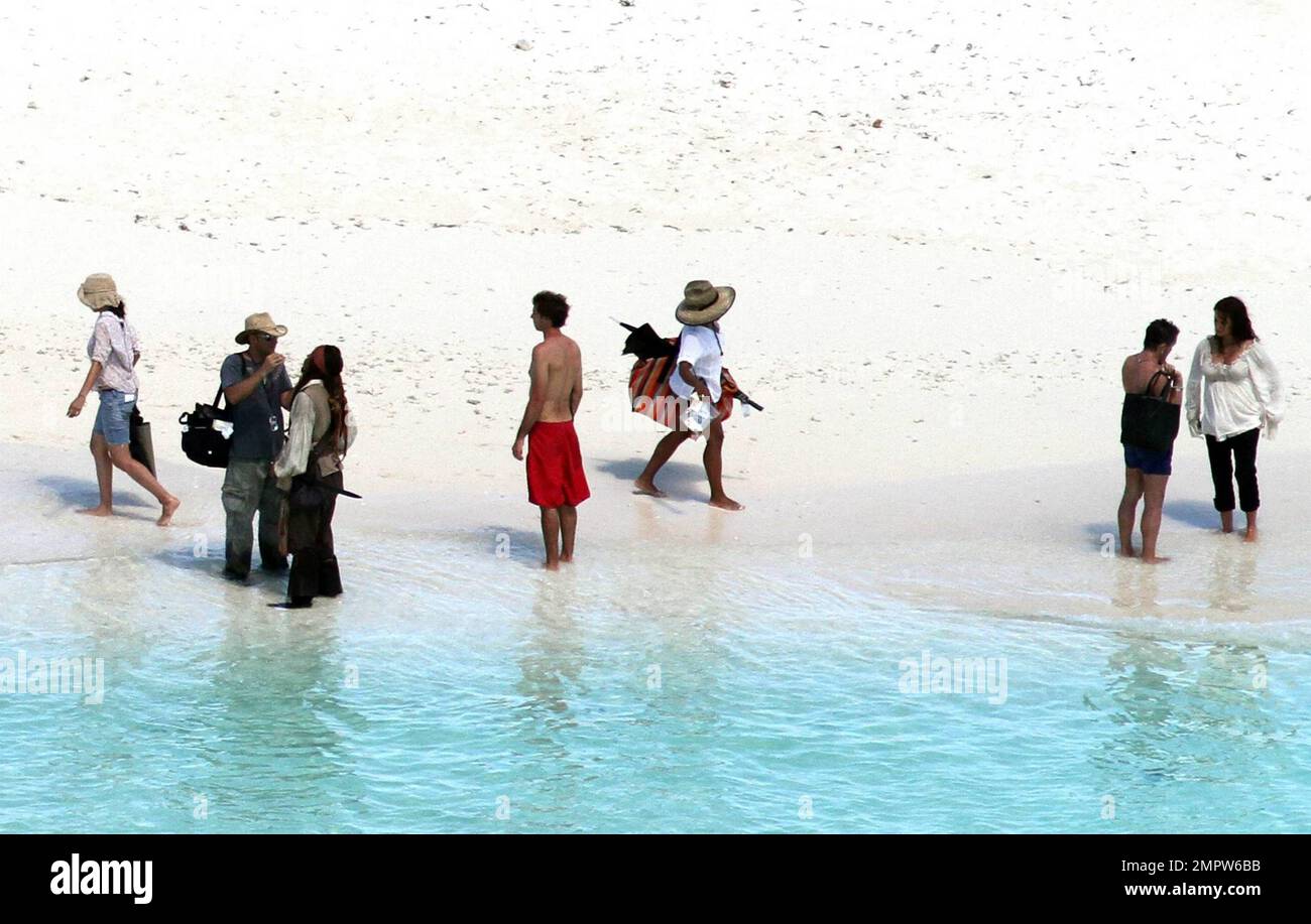 EXCLUSIVE!! Johnny Depp and Penelope Cruz film a scene in the crystal ...