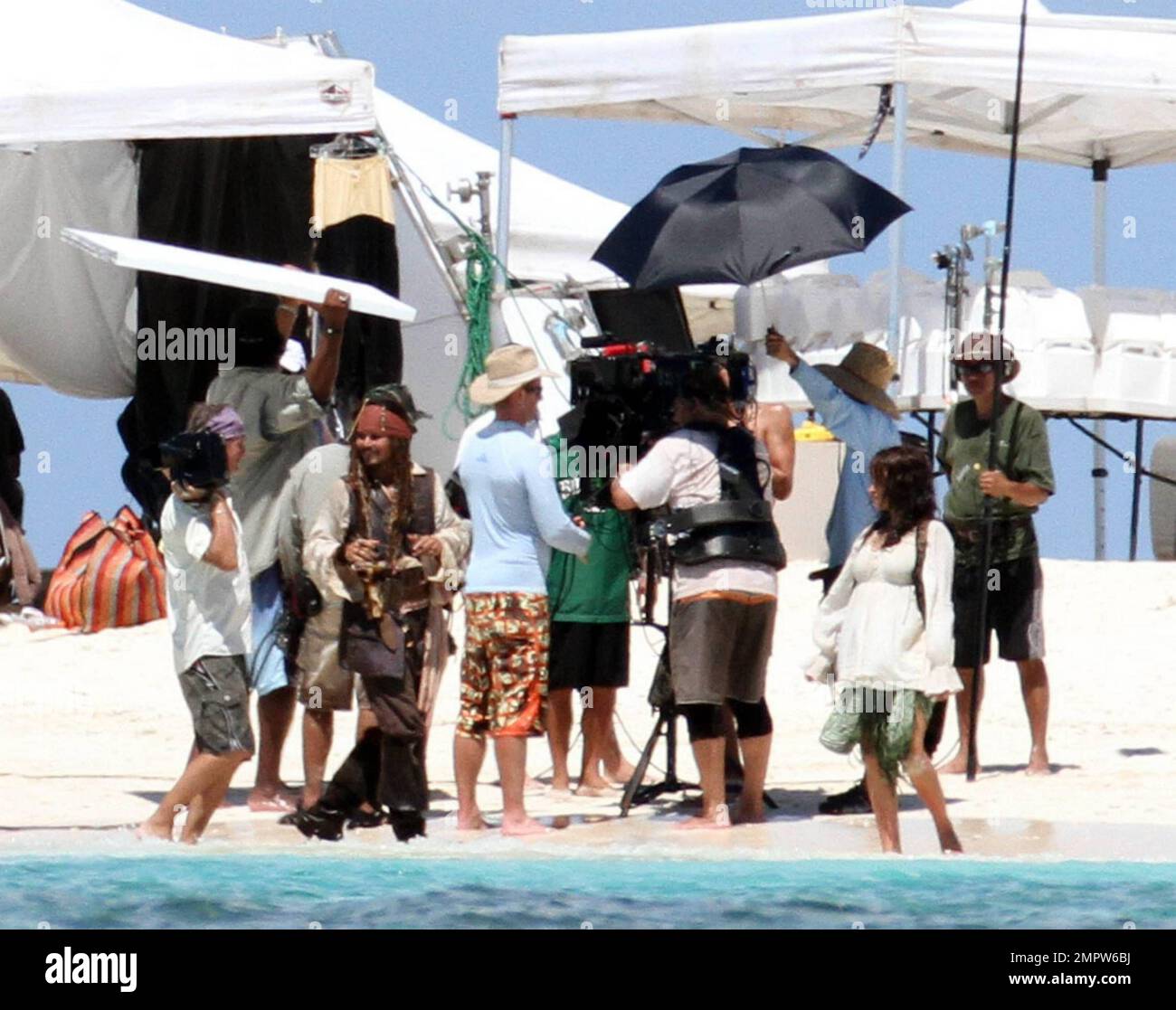 EXCLUSIVE!! Johnny Depp and Penelope Cruz film a scene on a deserted ...
