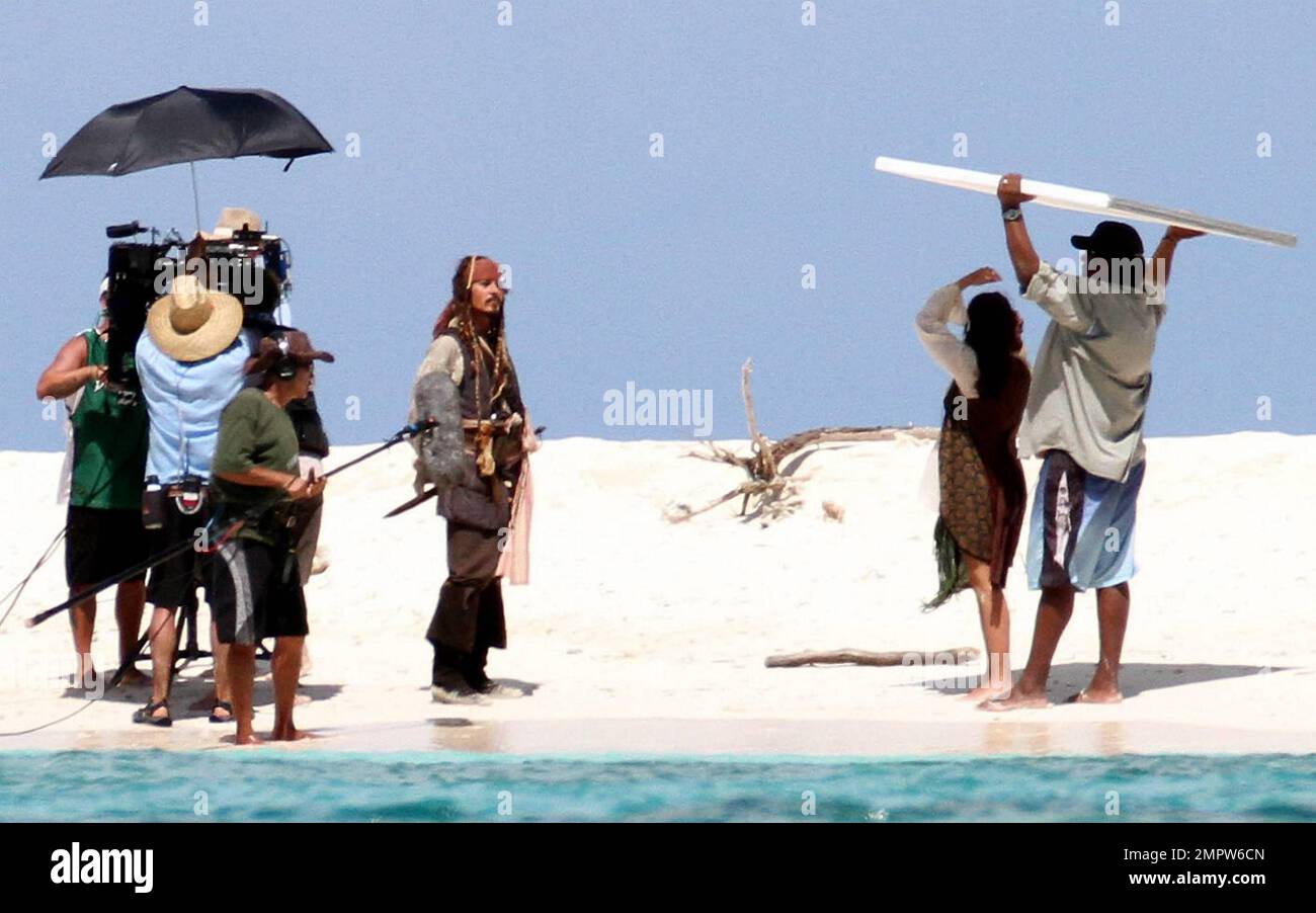 EXCLUSIVE!! Johnny Depp and Penelope Cruz film a scene on a deserted ...