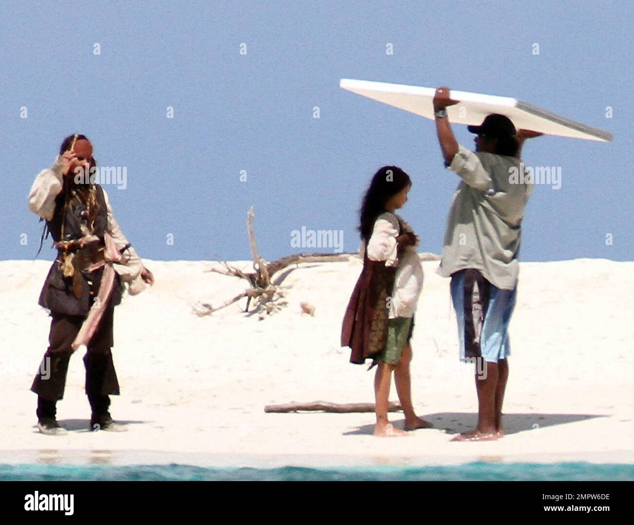 EXCLUSIVE!! Johnny Depp and Penelope Cruz film a scene on a deserted ...