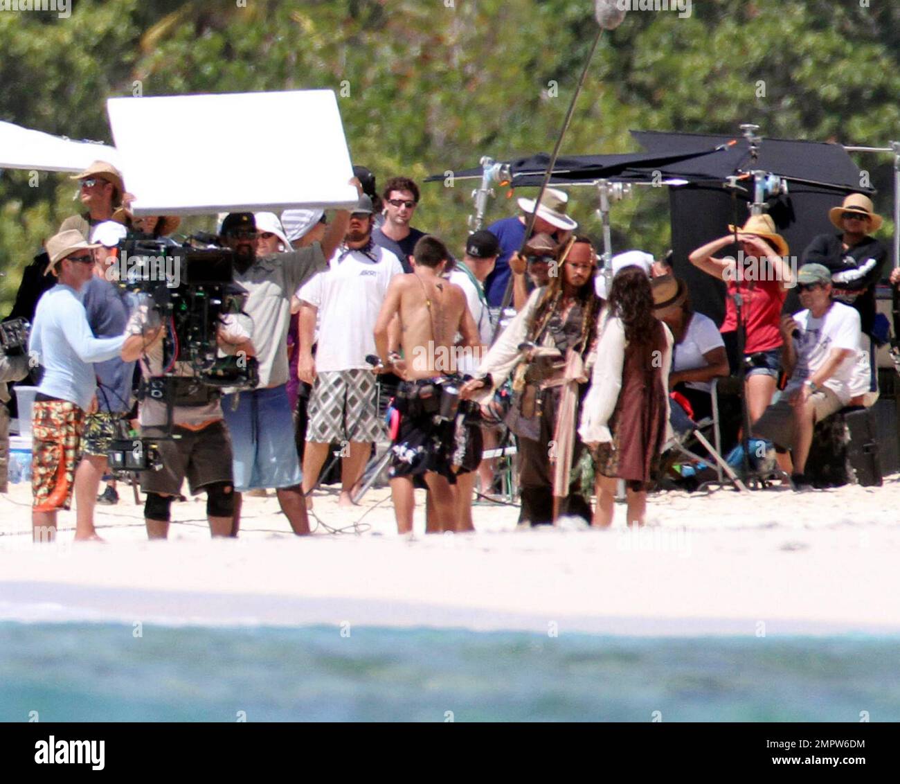 EXCLUSIVE!! Johnny Depp and Penelope Cruz film a scene on a deserted ...