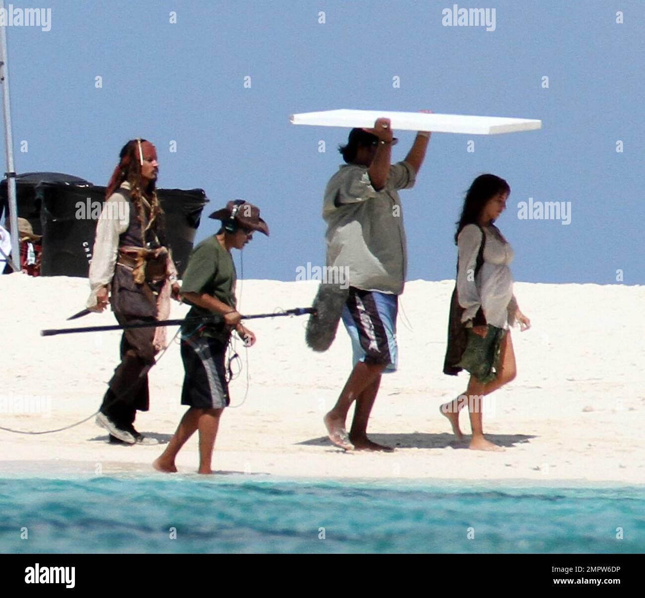 EXCLUSIVE!! Johnny Depp and Penelope Cruz film a scene on a deserted ...