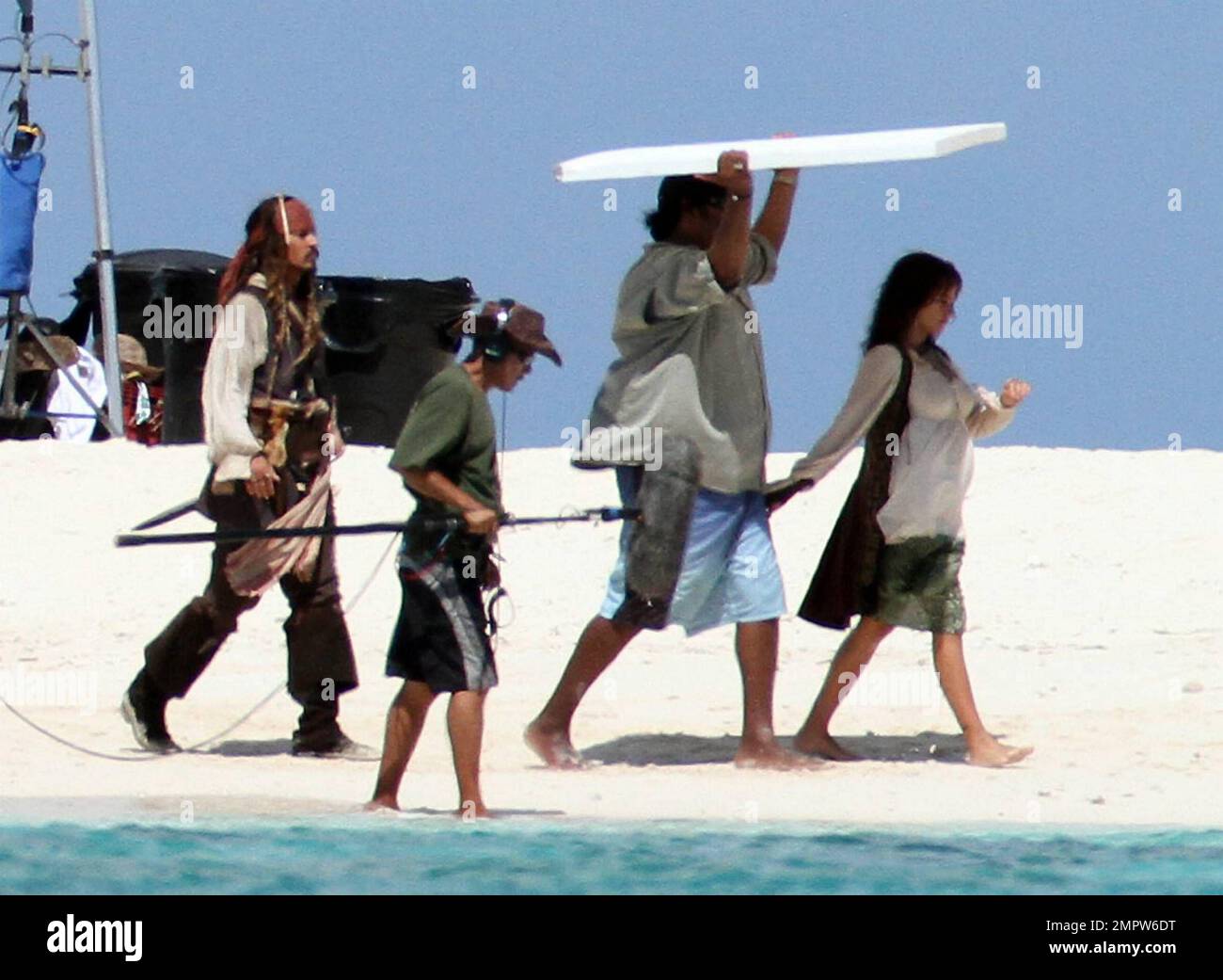 EXCLUSIVE!! Johnny Depp and Penelope Cruz film a scene on a deserted ...