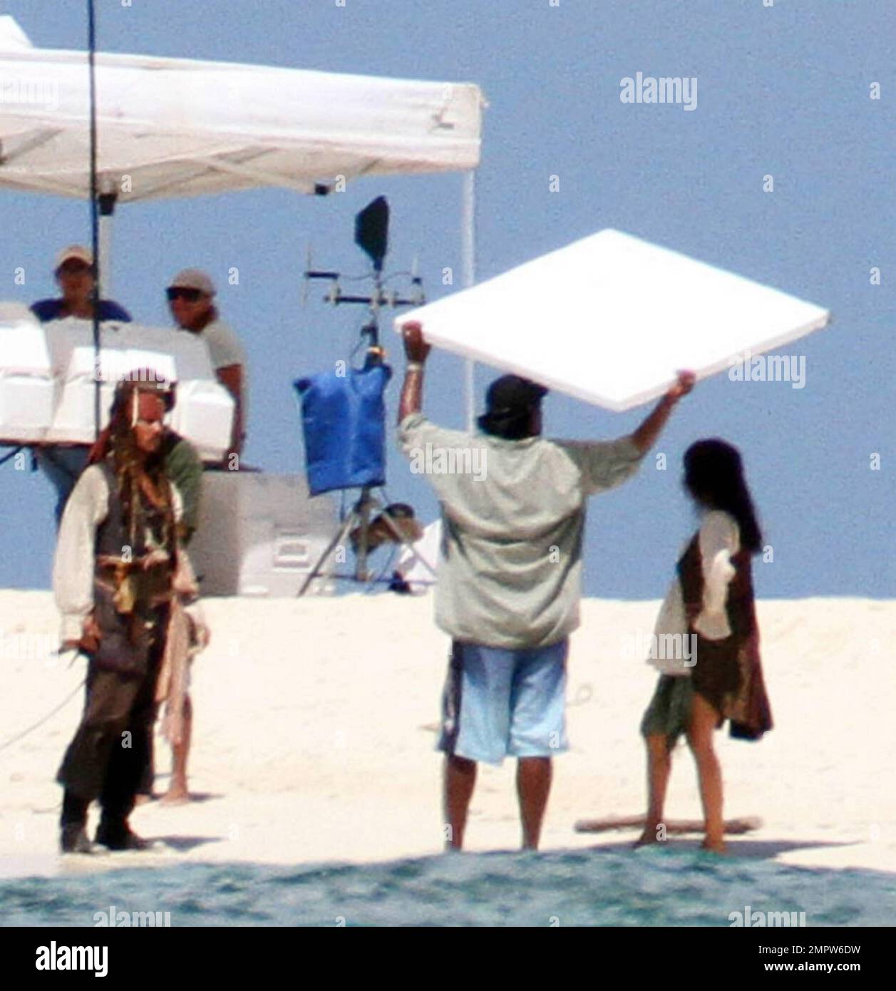 EXCLUSIVE!! Johnny Depp and Penelope Cruz film a scene on a deserted ...