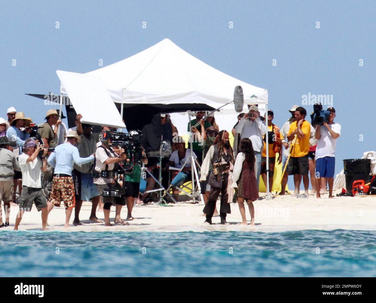 EXCLUSIVE!! Johnny Depp and Penelope Cruz film a scene on a deserted ...