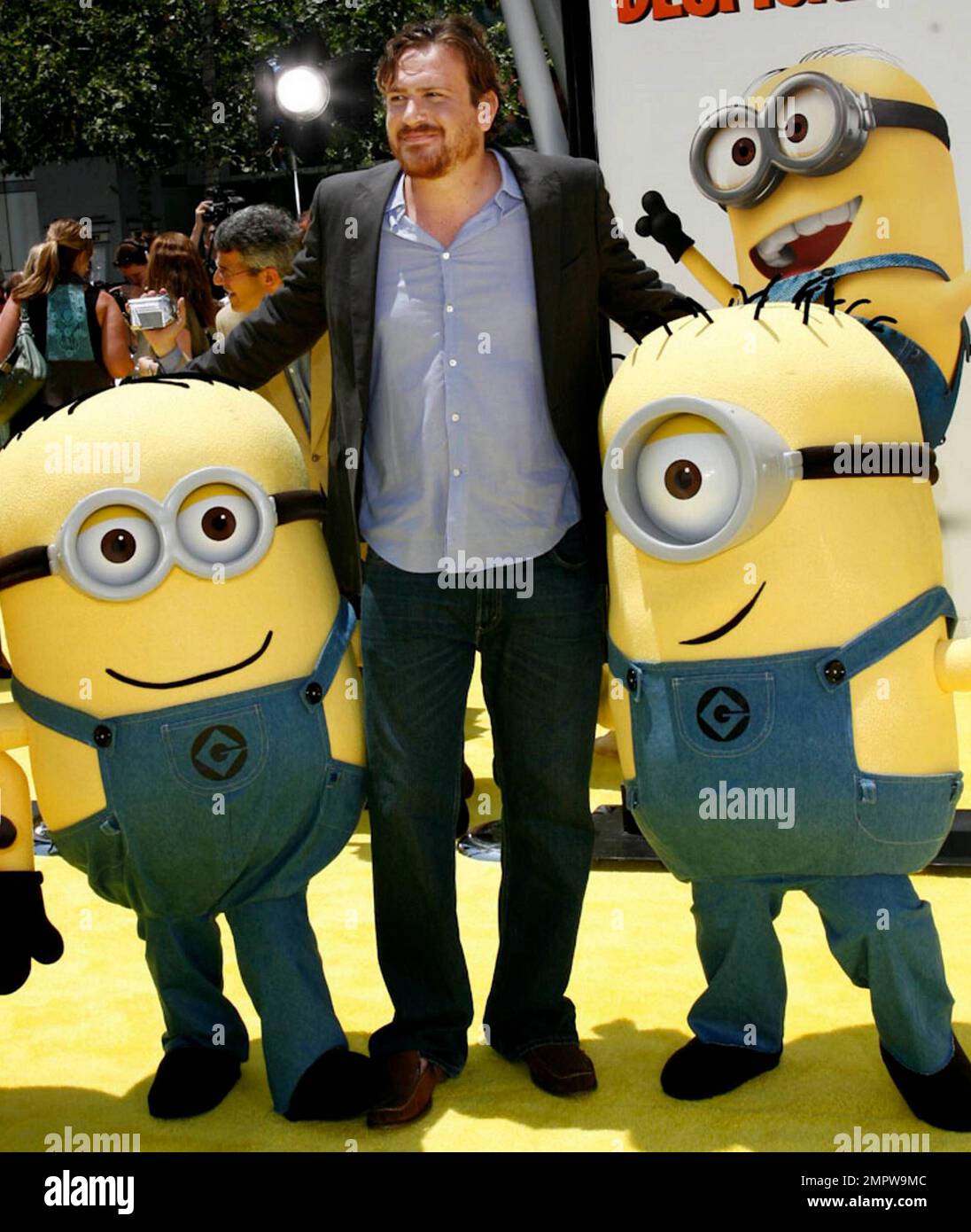 Jason Segel poses on the yellow carpet at the premiere of "Despicable ...