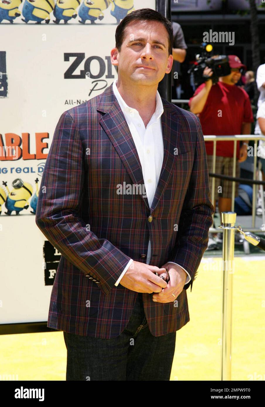 Steve Carell poses on the yellow carpet at the premiere of "Despicable ...