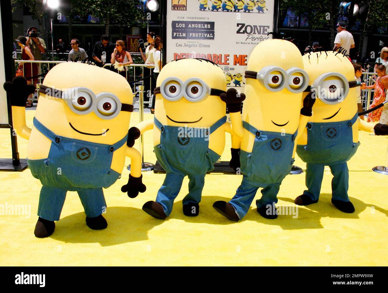 Characters from "Despicable Me" pose on the yellow carpet at the ...