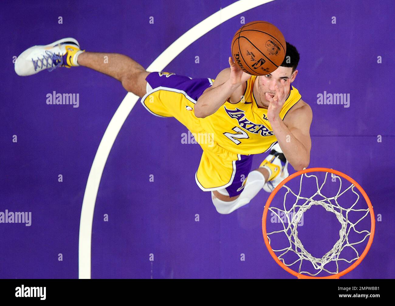 Los Angeles Lakers guard Lonzo Ball shoots during the second half of an ...
