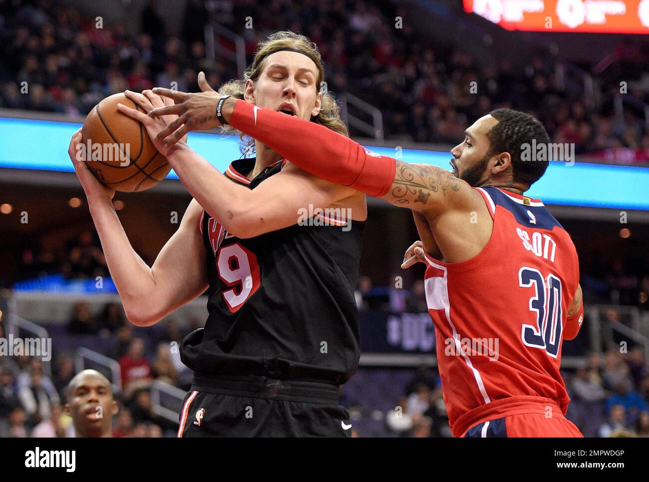 Washington Wizards forward Mike Scott (30) battles for the ball against ...