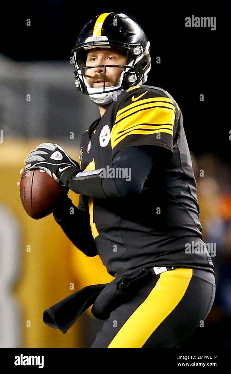 Pittsburgh Steelers quarterback Ben Roethlisberger (7) plays against ...