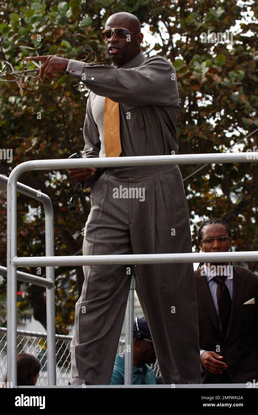 EXCLUSIVE!! Dion Sanders picks his teeth clean with a sheet of paper ...