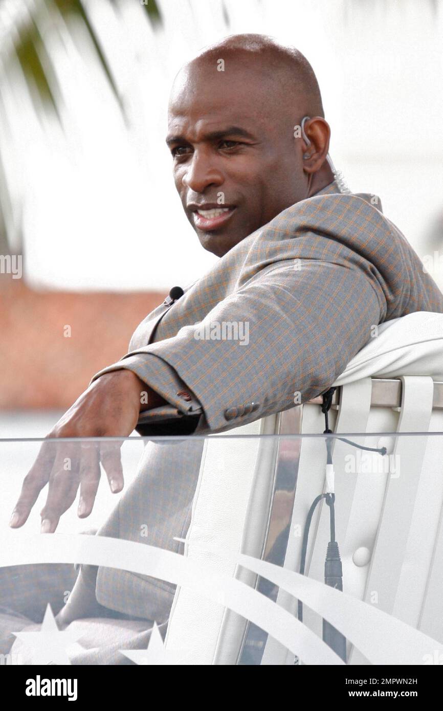 EXCLUSIVE!! Dion Sanders picks his teeth clean with a sheet of paper ...