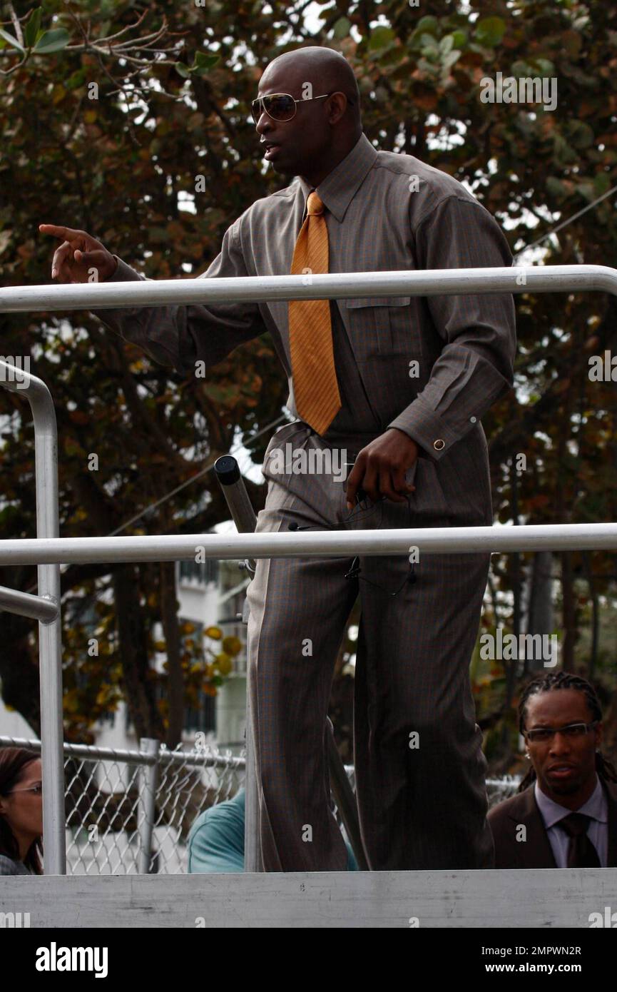 EXCLUSIVE!! Dion Sanders picks his teeth clean with a sheet of paper ...