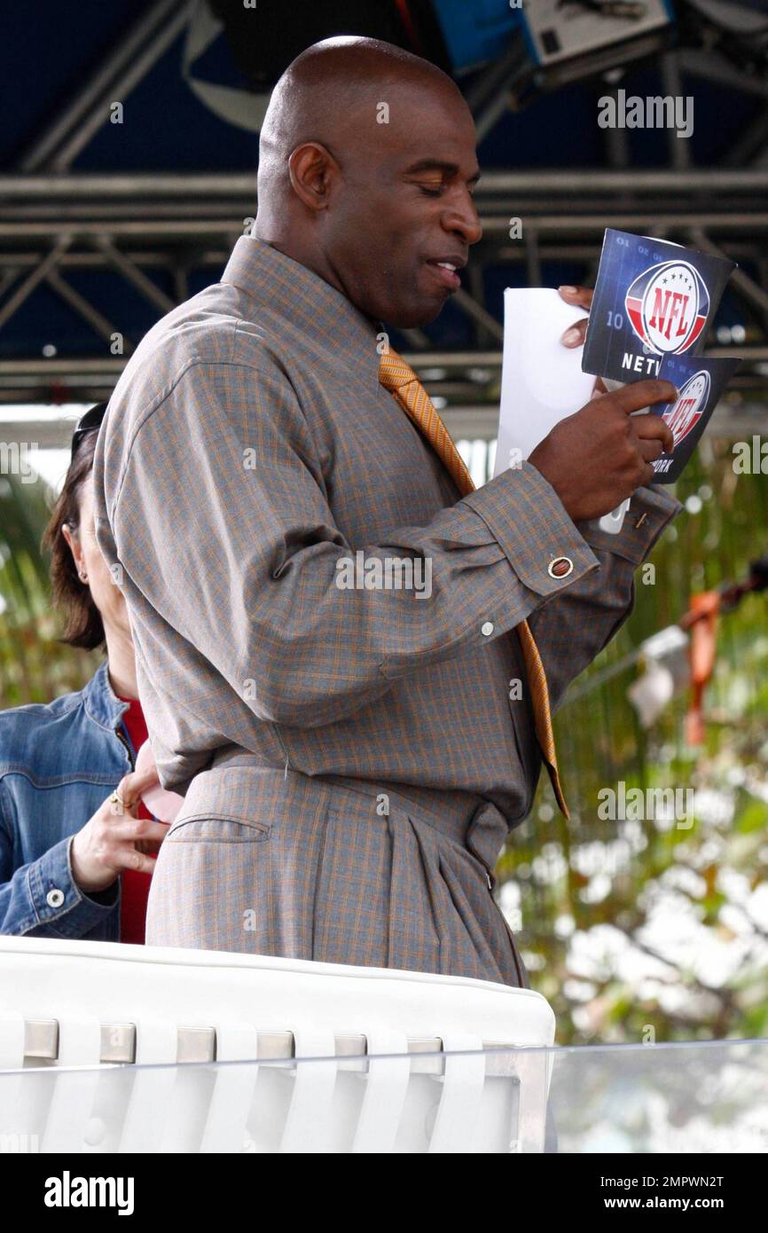 EXCLUSIVE!! Dion Sanders picks his teeth clean with a sheet of paper ...