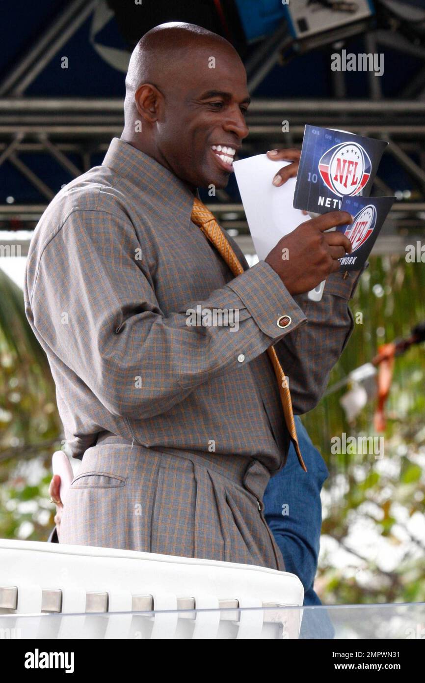 EXCLUSIVE!! Dion Sanders picks his teeth clean with a sheet of paper ...