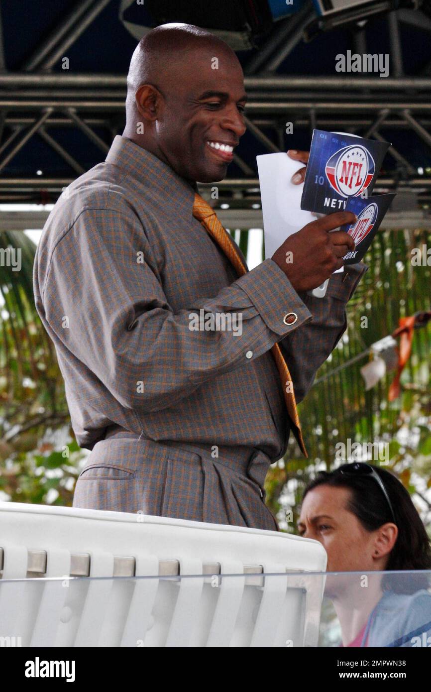 EXCLUSIVE!! Dion Sanders picks his teeth clean with a sheet of paper ...