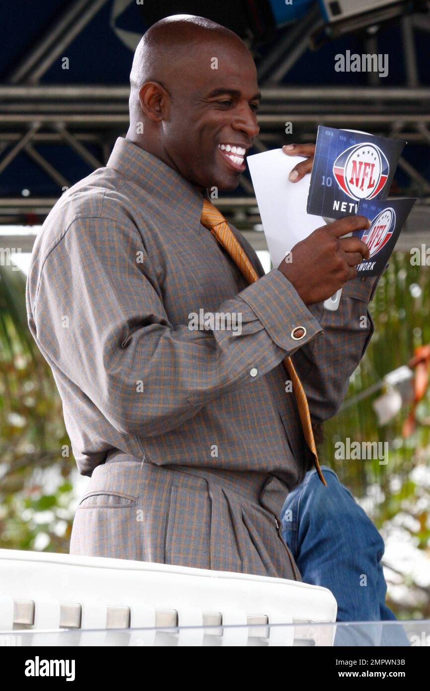 EXCLUSIVE!! Dion Sanders picks his teeth clean with a sheet of paper ...
