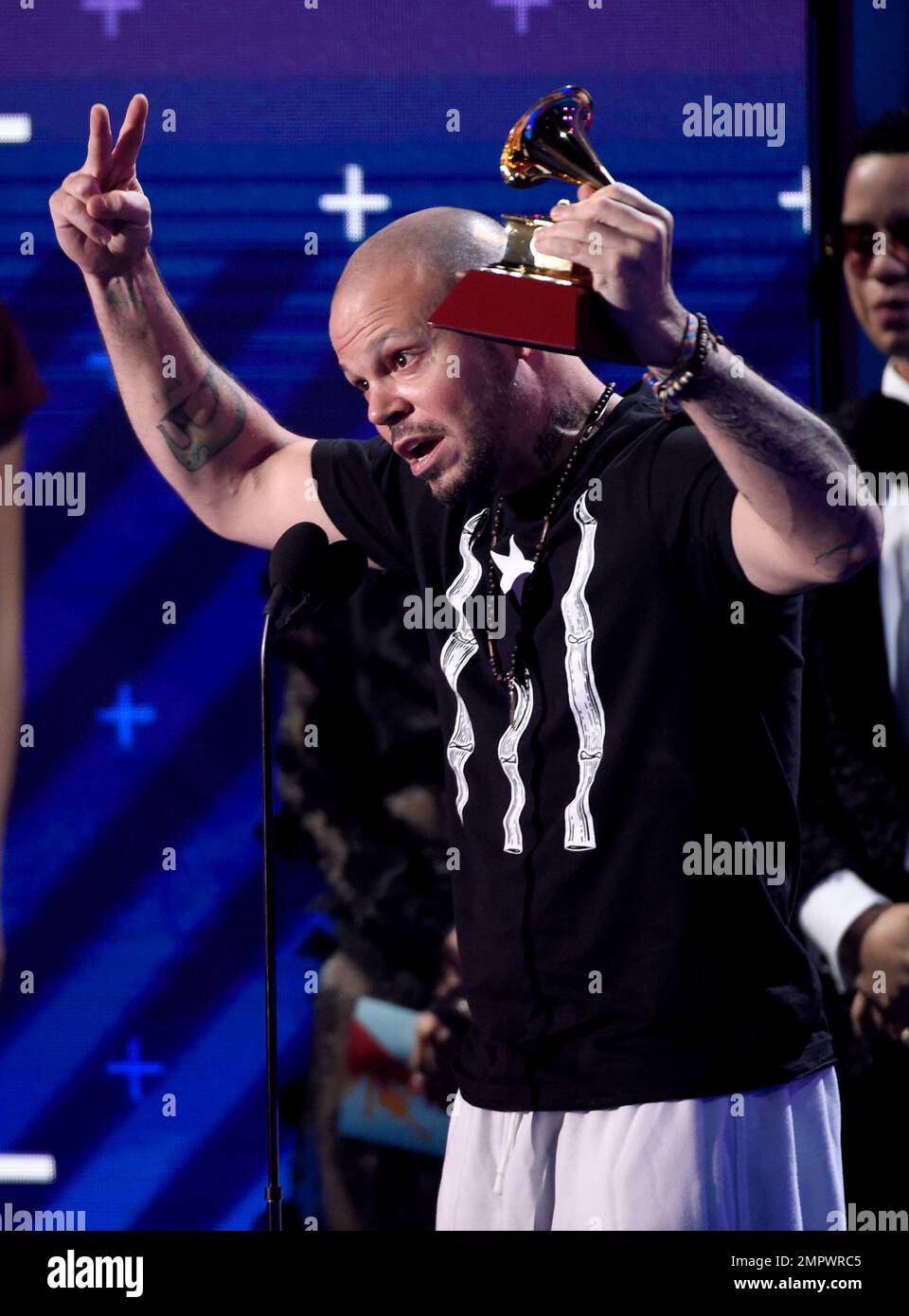 Residente accepts the award for best urban song for "Somos Anormales ...