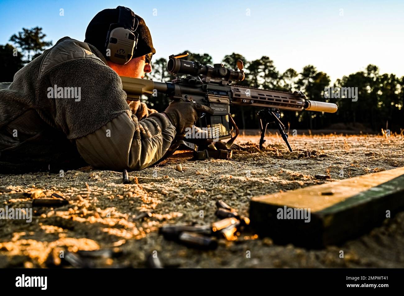 Soldiers assigned to the U.S. Army 114th Infantry Regiment conducts ...