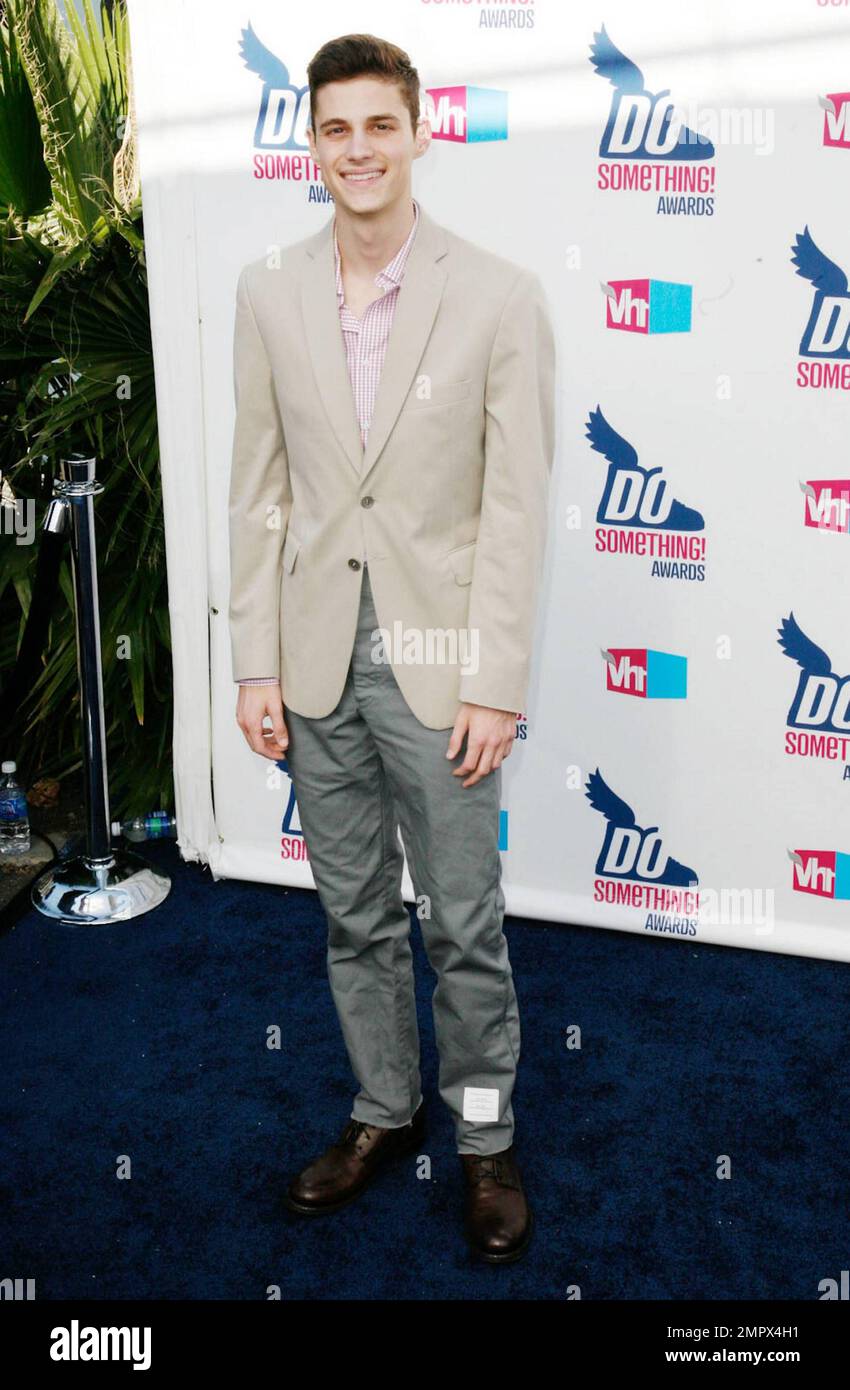 Ken Baumann arrives at Hollywood Palladium for the 2010 VH1 Do ...